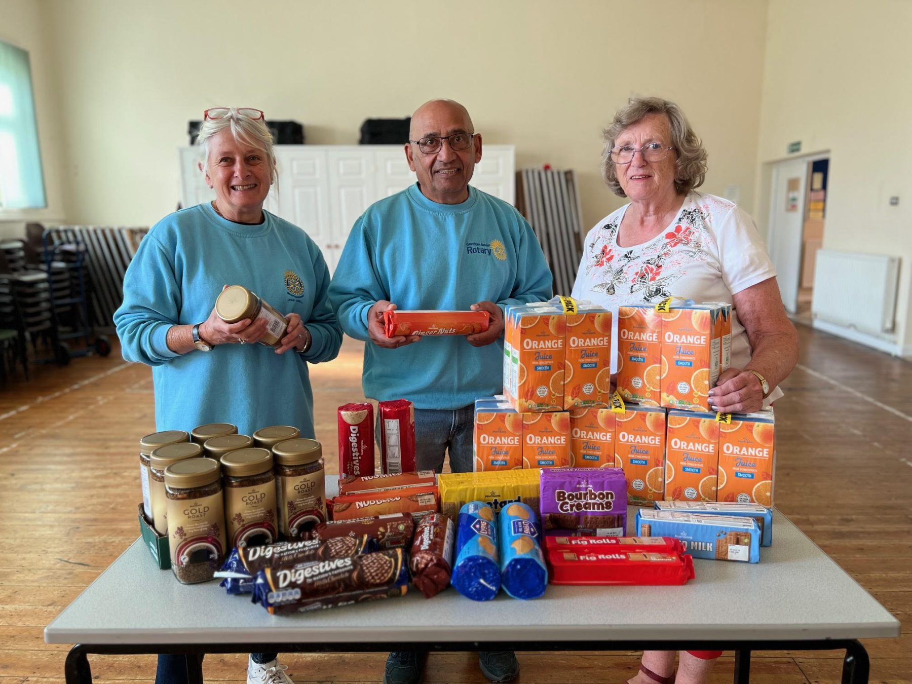 Jenni Cussell and Lez Jones collecting produce and delivering to ...